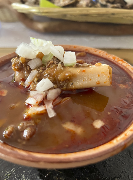 ¿Cuál es un platillo de fiesta en la Mixteca Oaxaqueña?